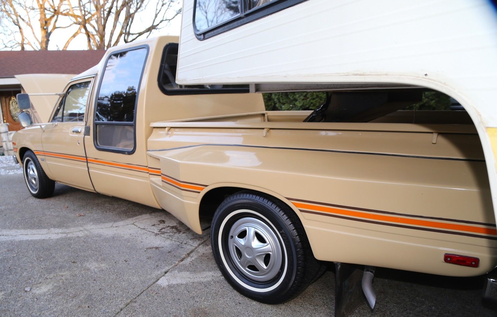 KIDNEY, ANYONE? Custom Toyota Hilux Dually with fifth wheel and camper ...