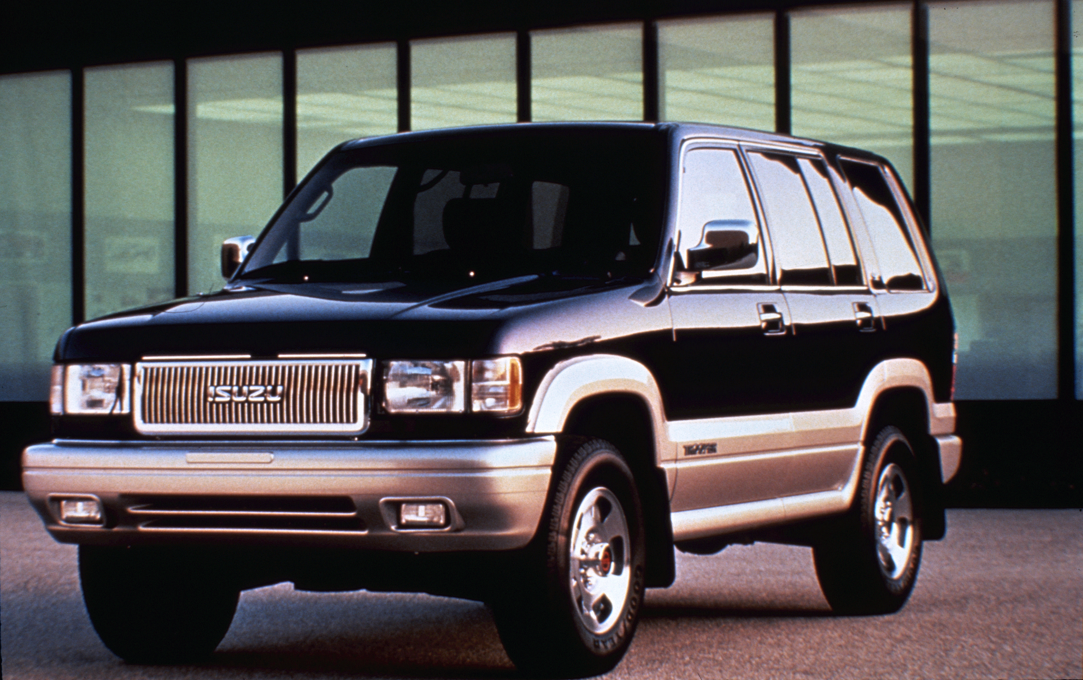 100 YEAR CLUB: Isuzu Motors | Japanese Nostalgic Car