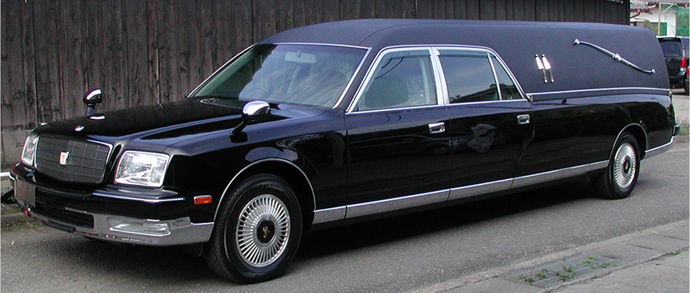 Shinzo Abe carried through Tokyo by Toyota Century limousine hearse ...