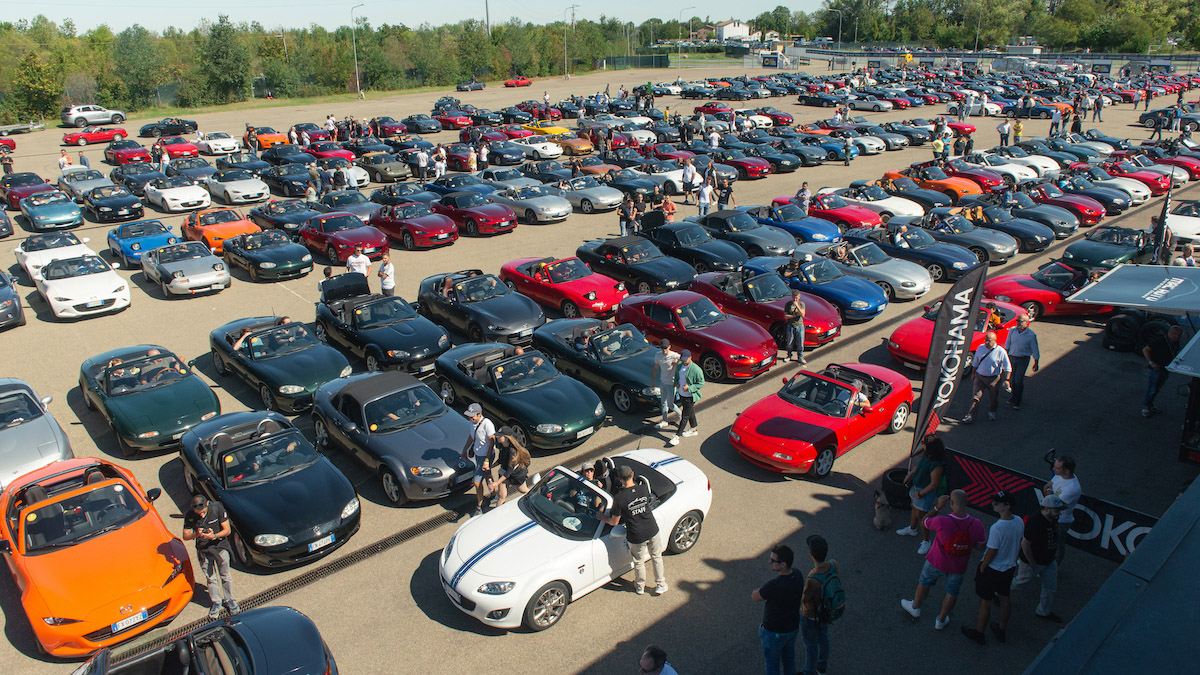 Miatas enter Guinness Book of World Records for largest Mazda parade ...