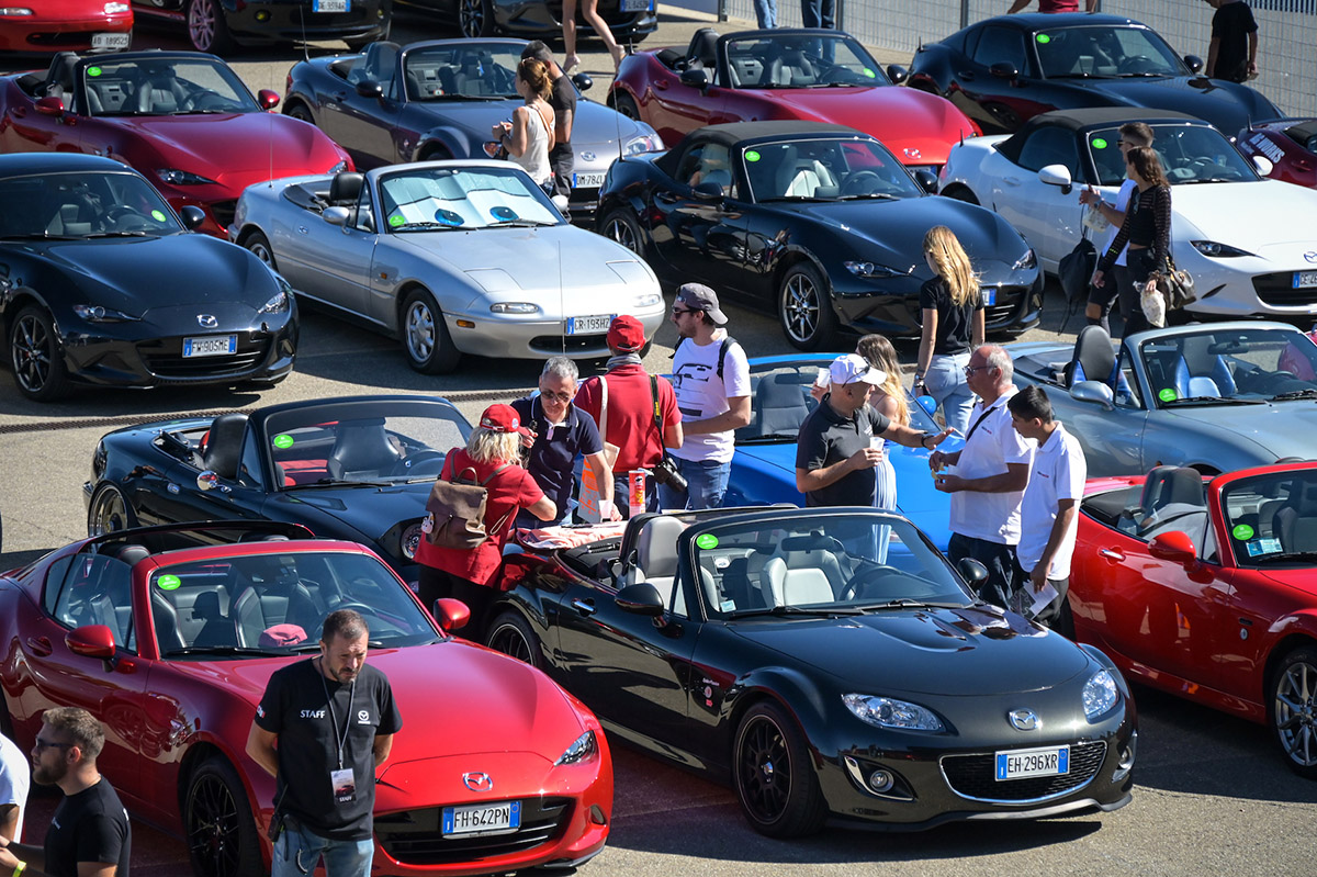 Miatas enter Guinness Book of World Records for largest Mazda parade ...