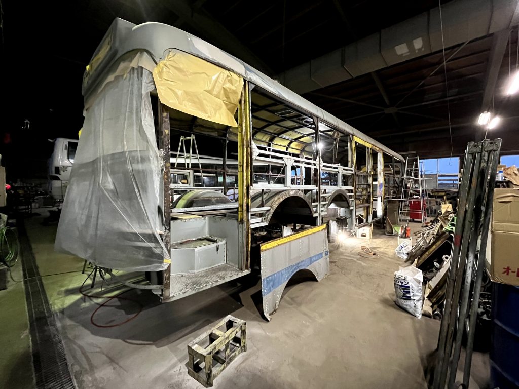 Mitsubishi Fuso’s rare dual front-axle bus has been restored | Japanese ...