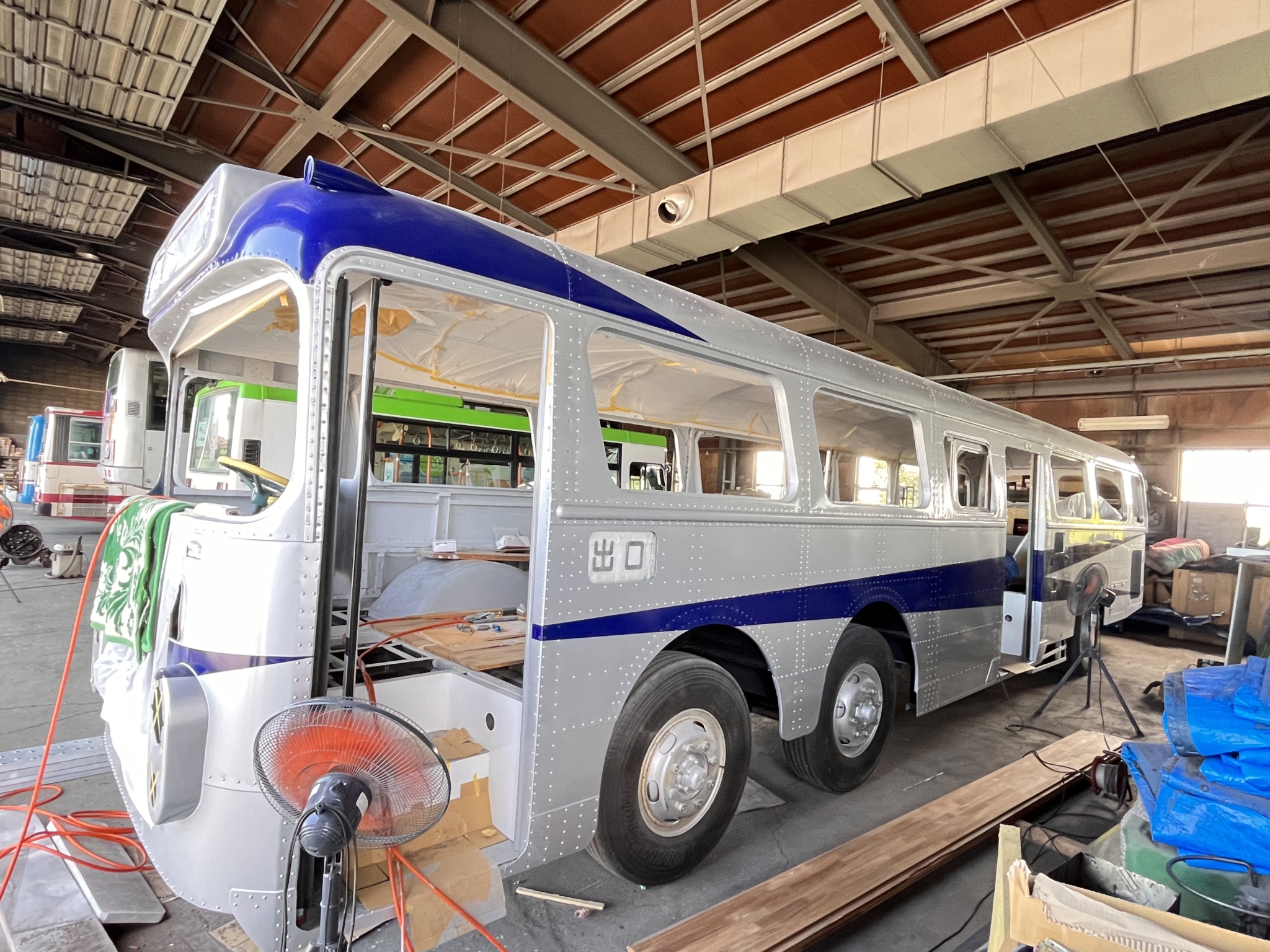 Mitsubishi Fuso’s rare dual front-axle bus has been restored | Japanese ...