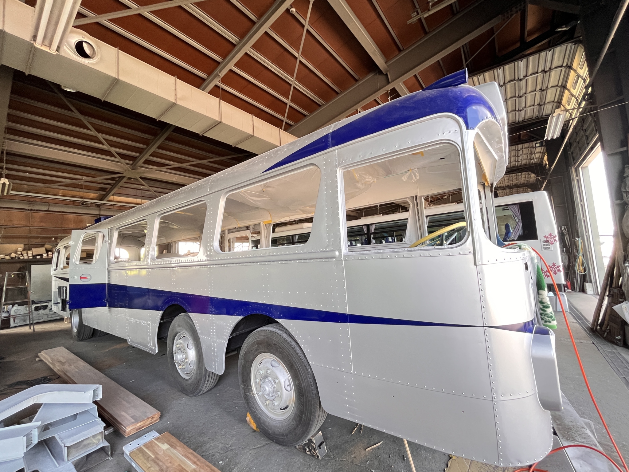 Mitsubishi Fuso’s rare dual front-axle bus has been restored | Japanese ...