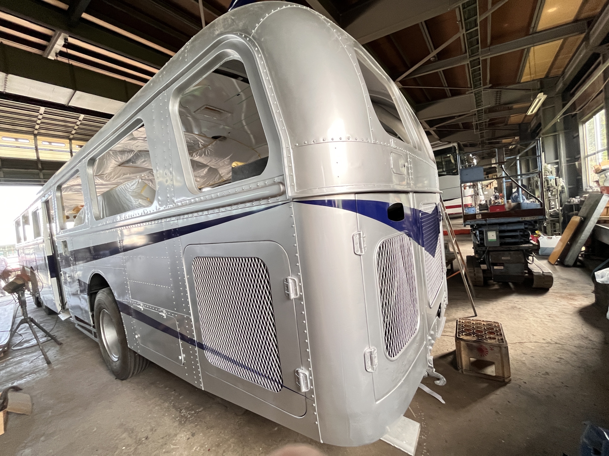 Mitsubishi Fuso’s rare dual front-axle bus has been restored | Japanese ...