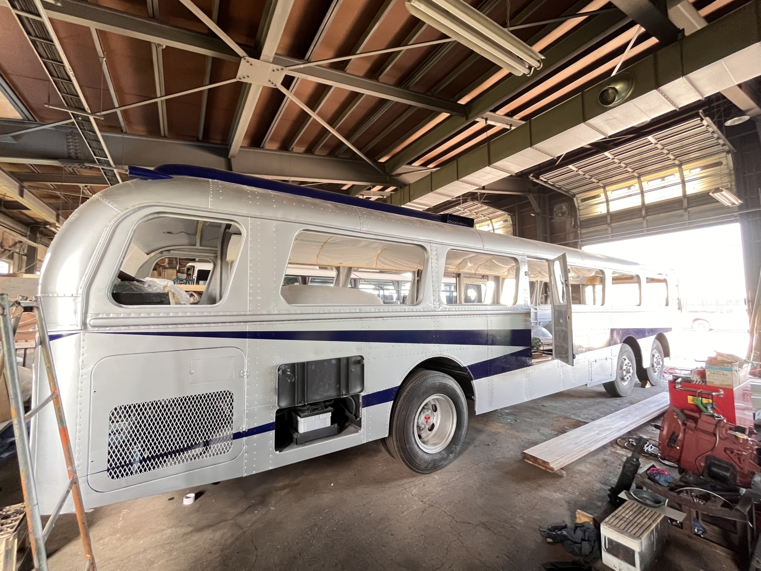 Mitsubishi Fuso’s rare dual front-axle bus has been restored | Japanese ...