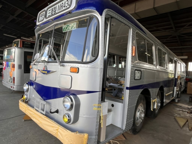 Mitsubishi Fuso’s rare dual front-axle bus has been restored | Japanese ...