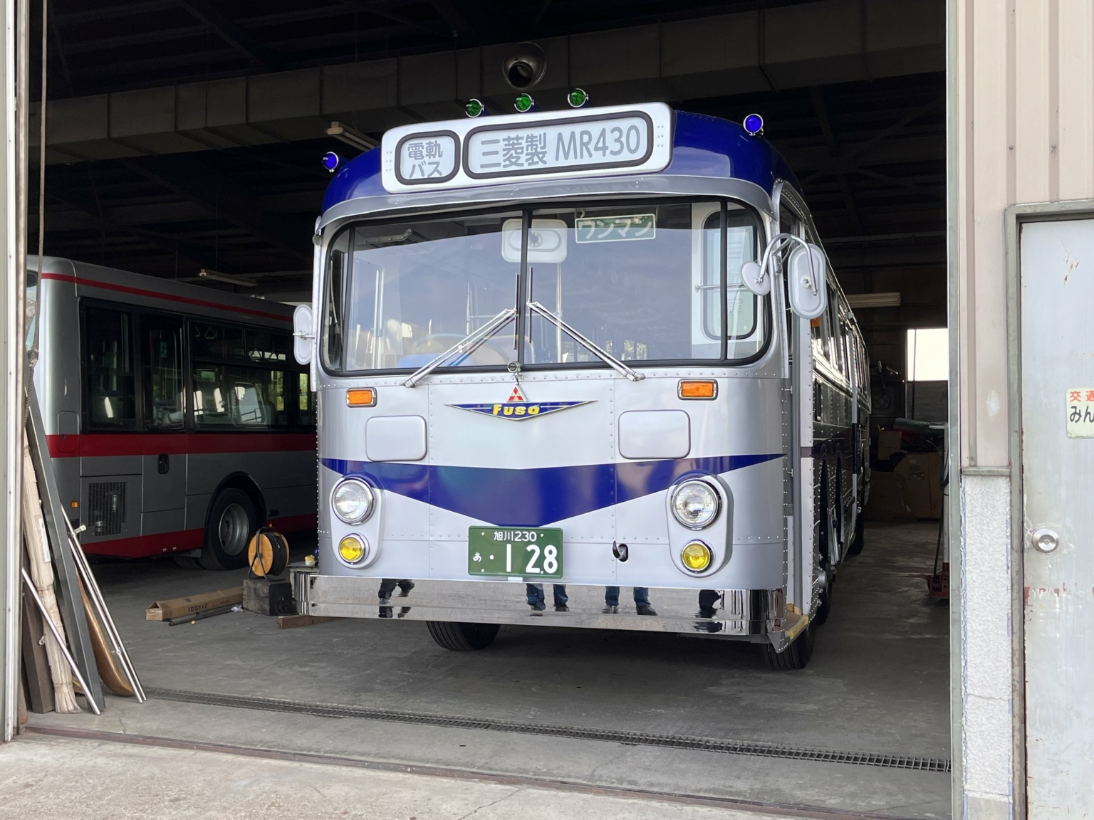 Mitsubishi Fuso’s rare dual front-axle bus has been restored | Japanese ...