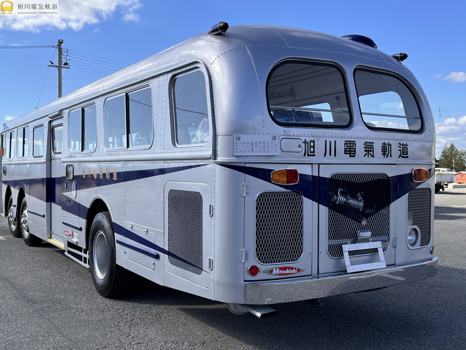 Mitsubishi Fuso’s rare dual front-axle bus has been restored | Japanese ...