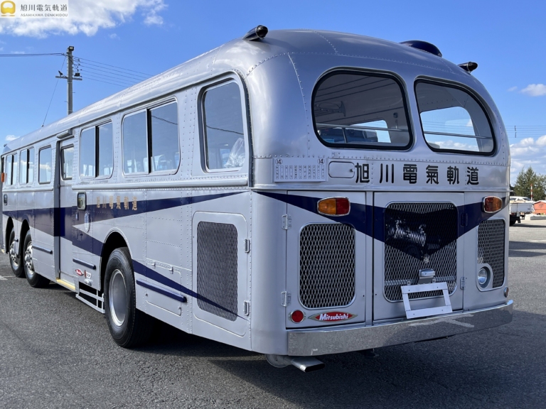 Mitsubishi Fuso’s rare dual front-axle bus has been restored | Japanese ...