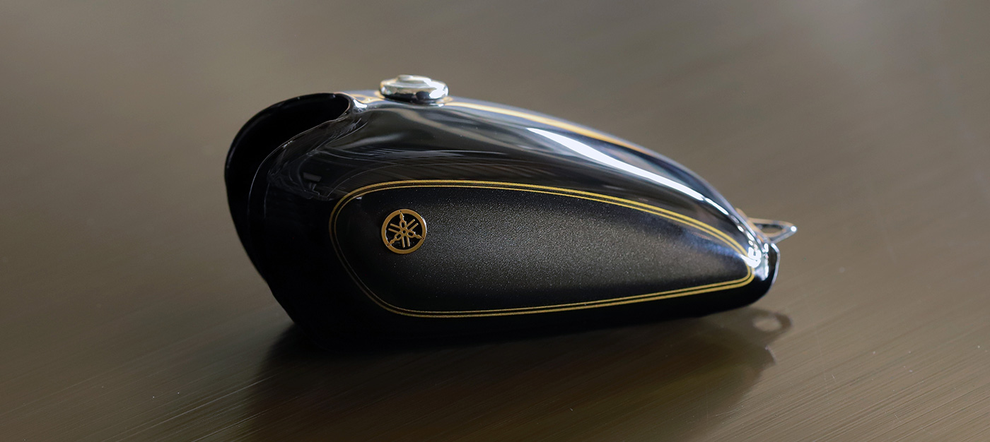 Yamaha’s miniature SR400 fuel tank marks over 40 years of production ...